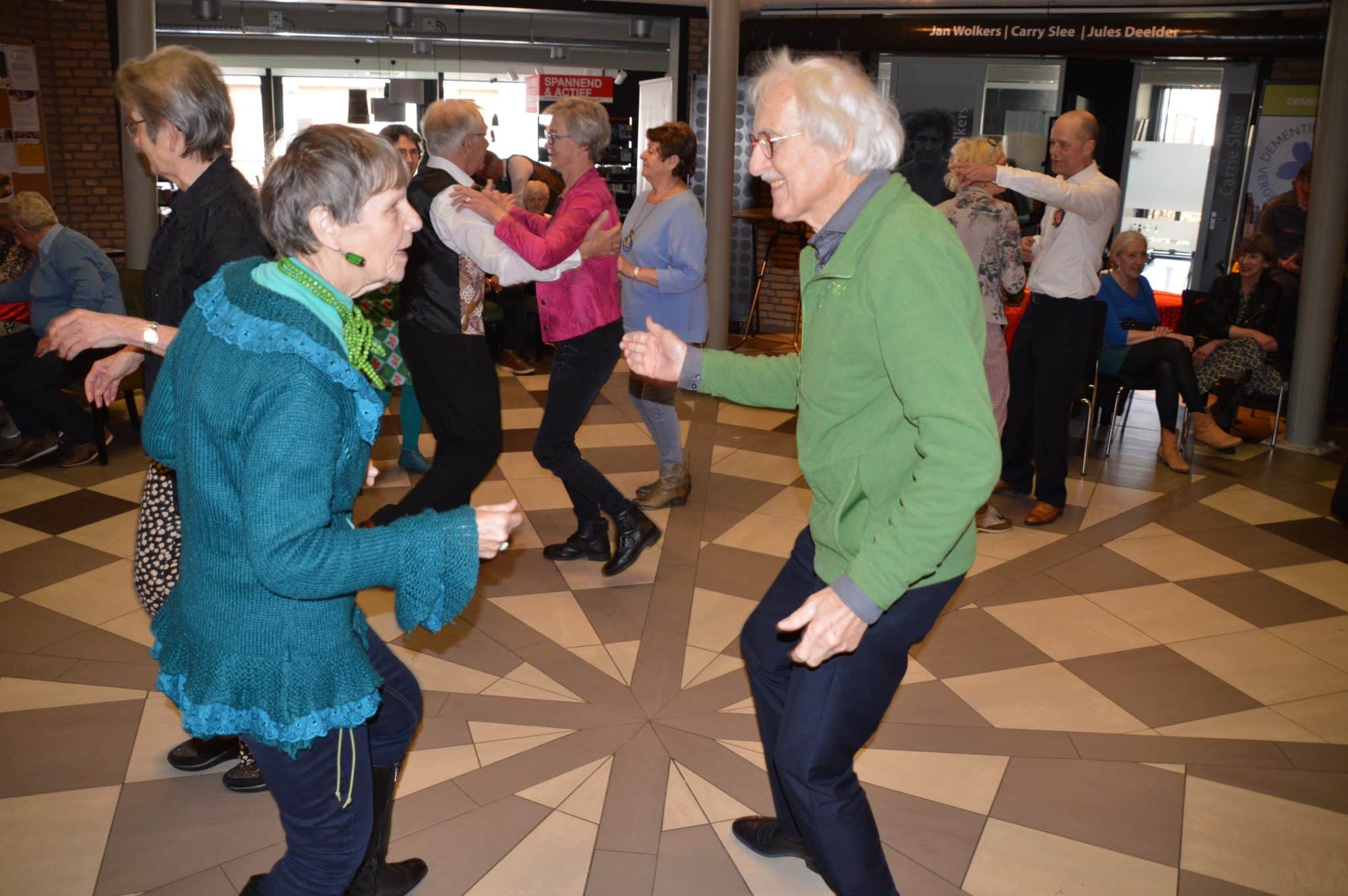 Het Danspaleis: ouderen stralen van plezier met muziek en dans